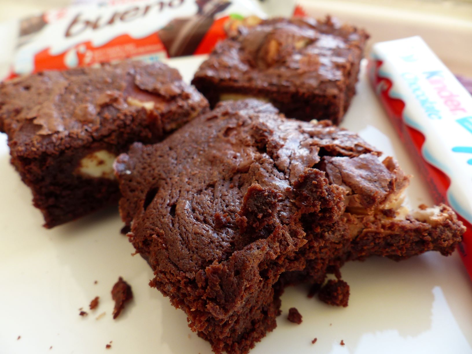 Recipe: Kinder Bueno Brownies – Books Baking and Blogging
